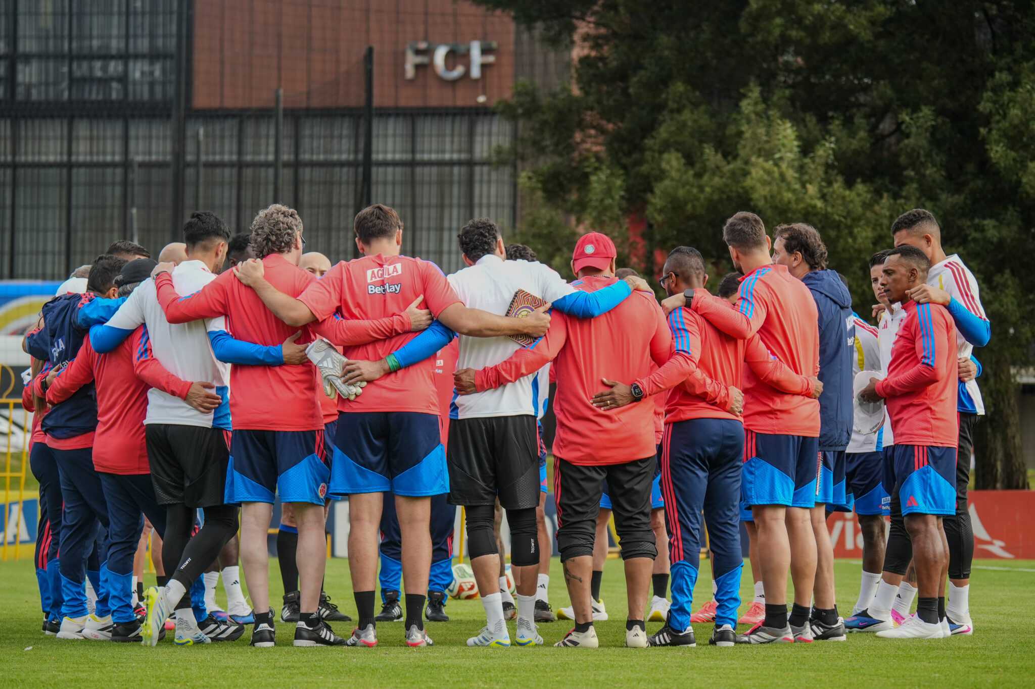 Con un grupo inicial de nueve futbolistas, la Selección Colombia inicia ...